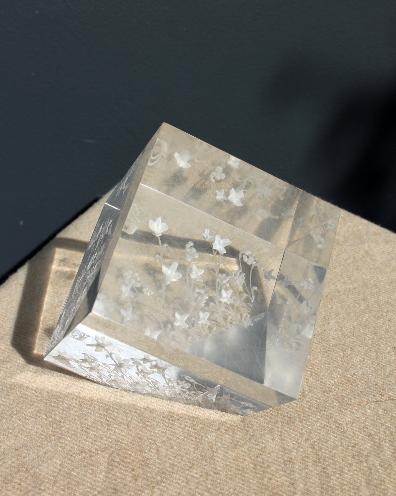 Perspex Floral Etched Paperweight – Earl Grey